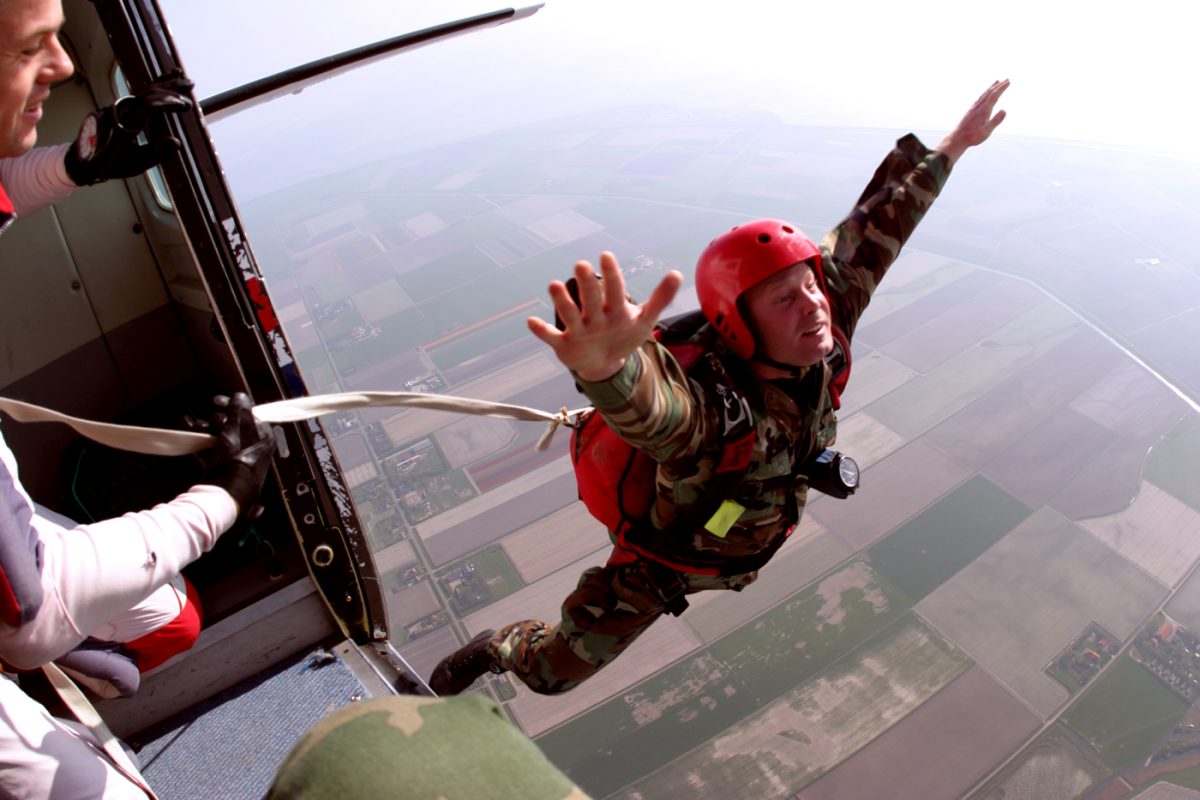 Staticline parachute spring cursus | Tandem parachute springen boven ...